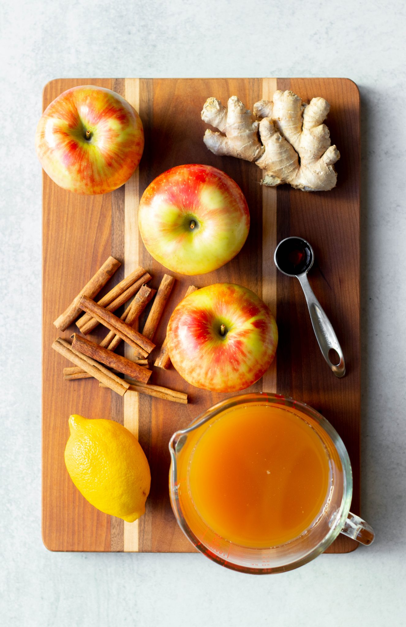 Cinnamon Ginger Poached Apples Dessert • Daisybeet