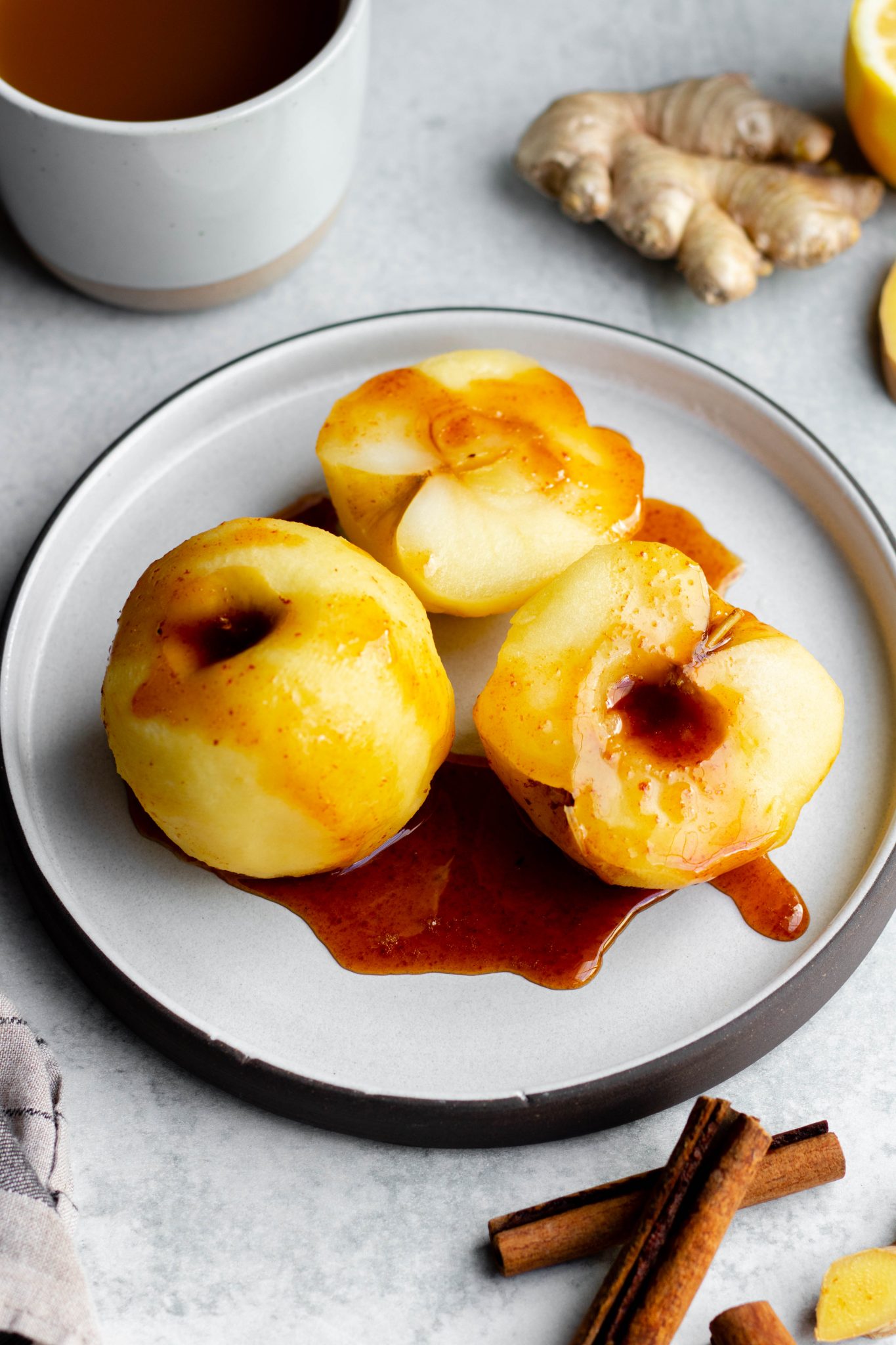 Cinnamon Ginger Poached Apples Dessert • Daisybeet