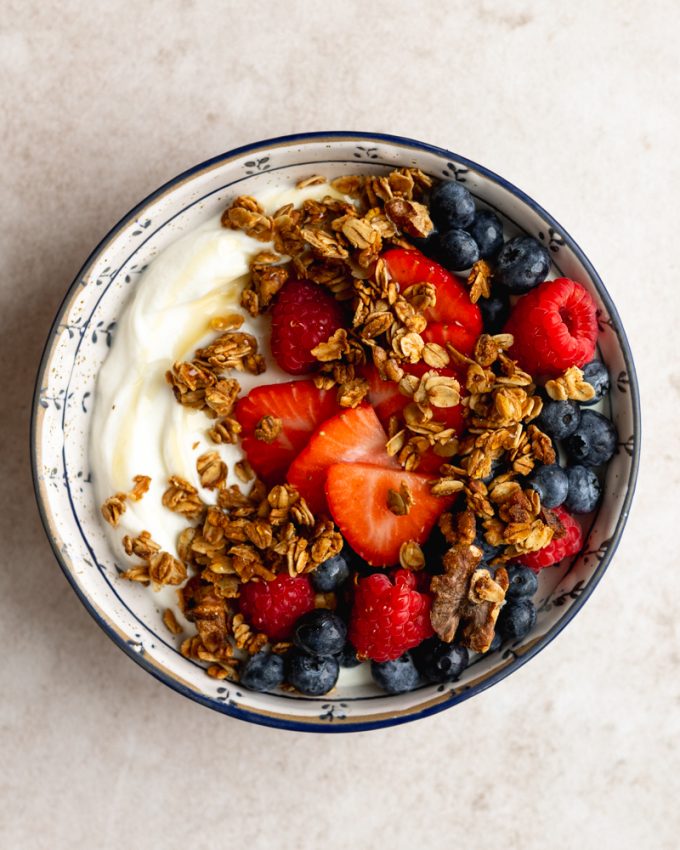 Fruit, Granola, & Greek Yogurt Breakfast Bowls • Daisybeet