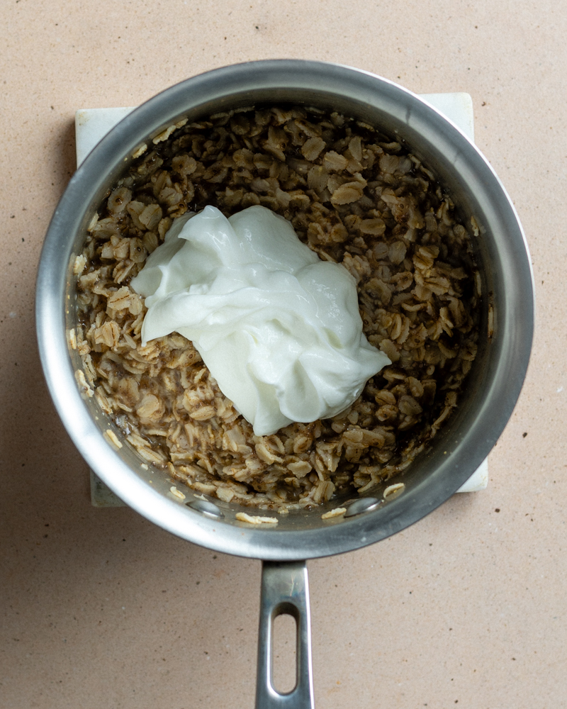 Oatmeal with Greek Yogurt (High Protein Breakfast) • Daisybeet