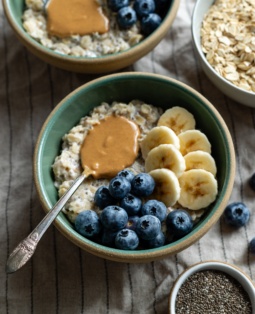 Oatmeal with Greek Yogurt (High Protein Breakfast) • Daisybeet