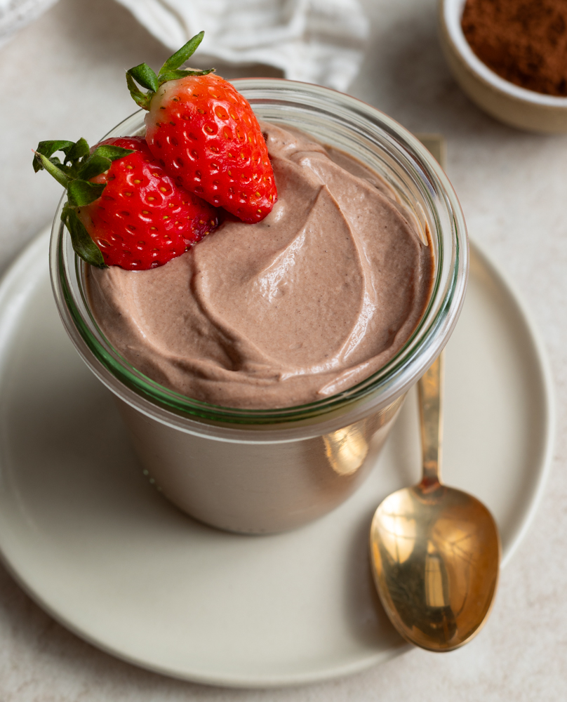 Chocolate Greek Yogurt (3 Ingredient Healthy Dessert) • Daisybeet